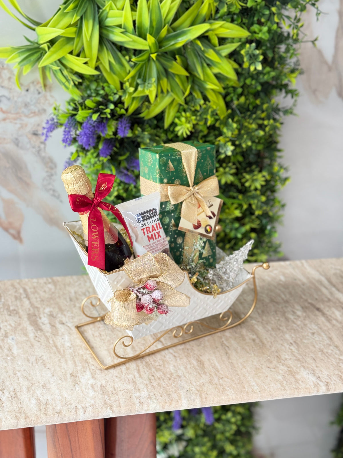 White Christmas Sleigh | Top Flowers